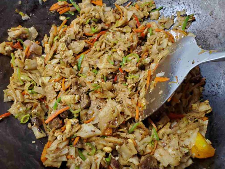 Sri Lankan Chicken kottu - Hungry Lankan